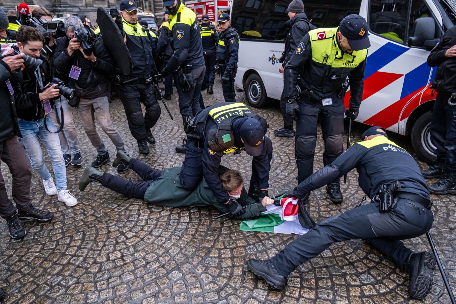 The role of the media during Amsterdam riots: facts vs frames | Free ...